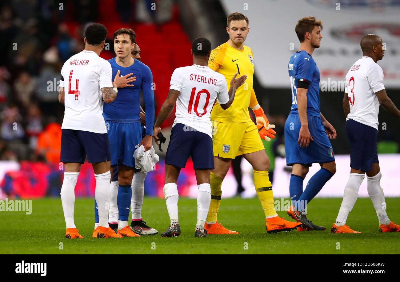 Englands Kyle Walker (links) und Italiens Federico Chiesa tauschen sich ...