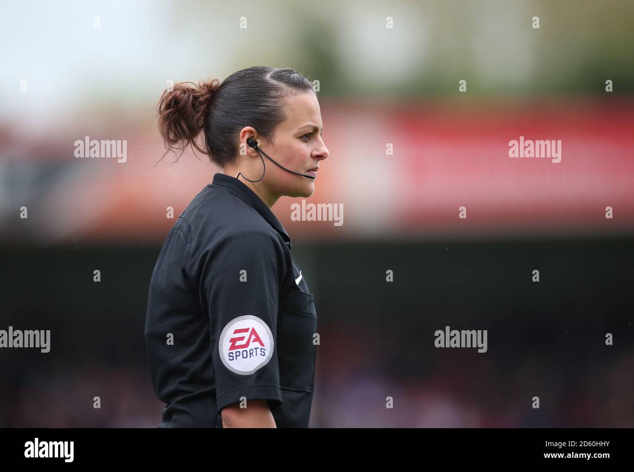 Assistentin Schiedsrichterin Lisa Rashid läuft die Linie während des ...