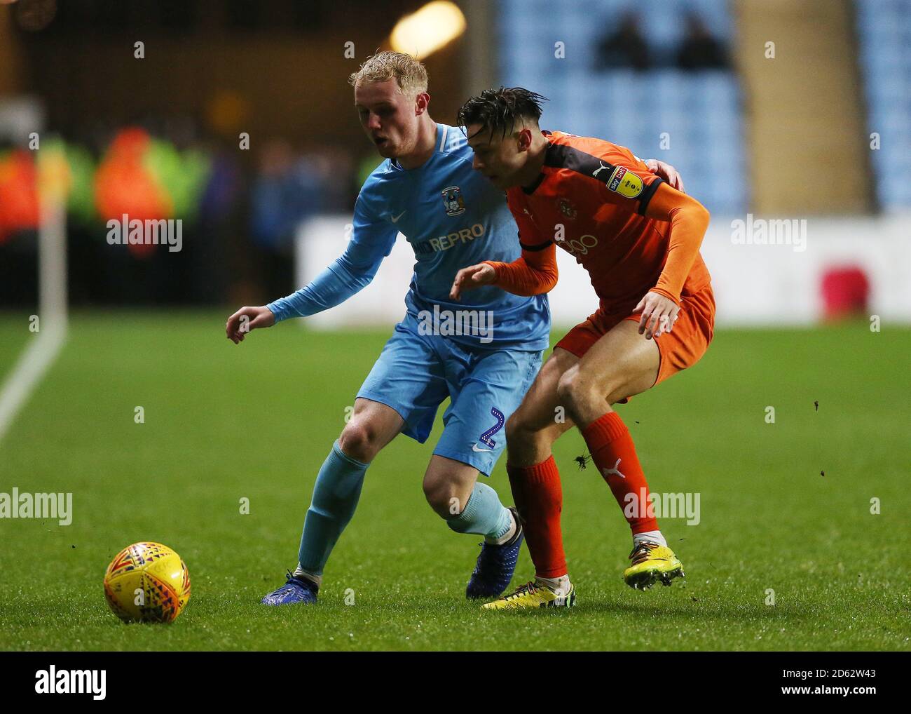 Coventry City's Jack Grimmer und Luton Town's Harry Cornick während Die ...