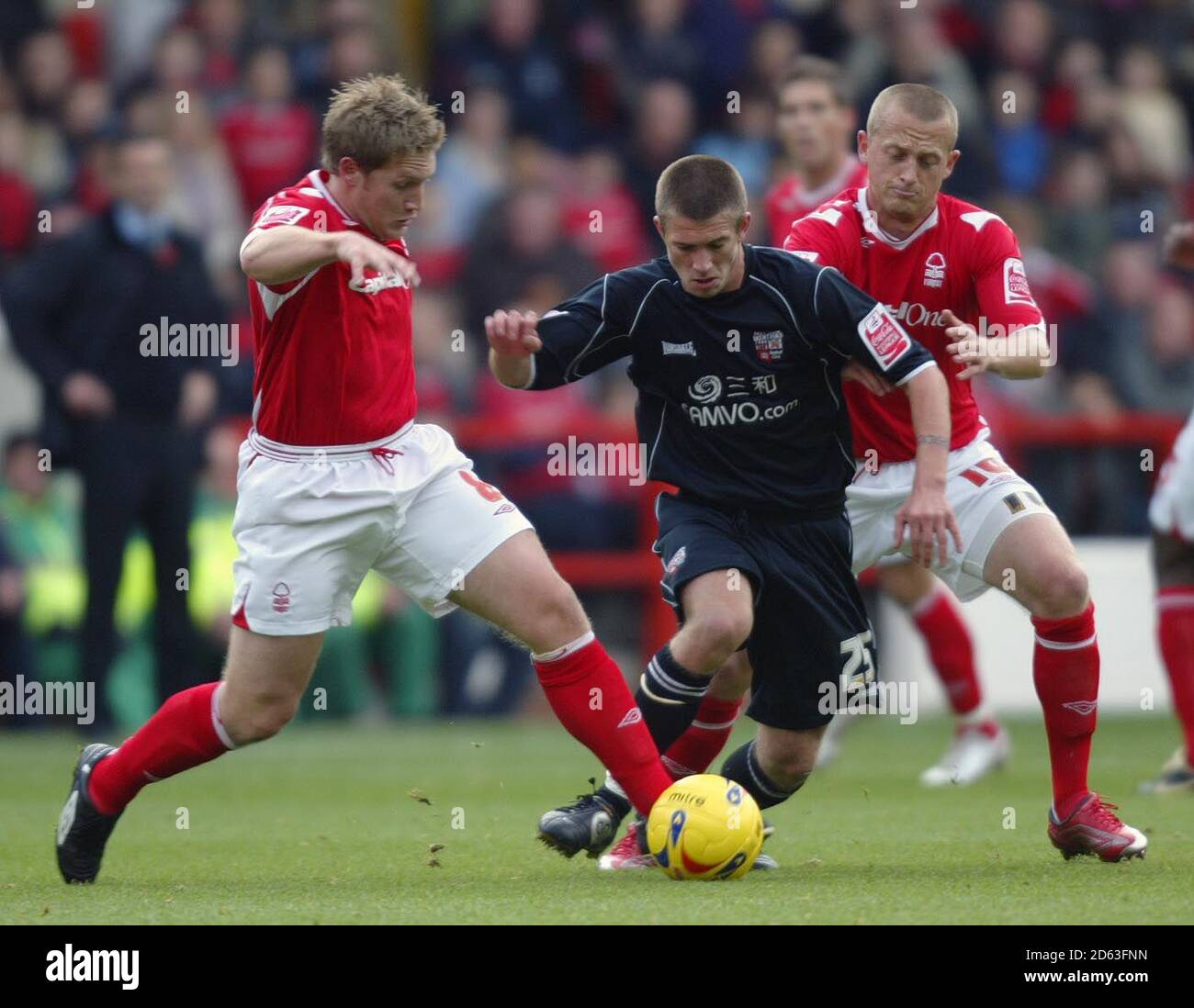 Kris Commons und Sammy Clingans im Nottingham Forest kämpfen gegen ...