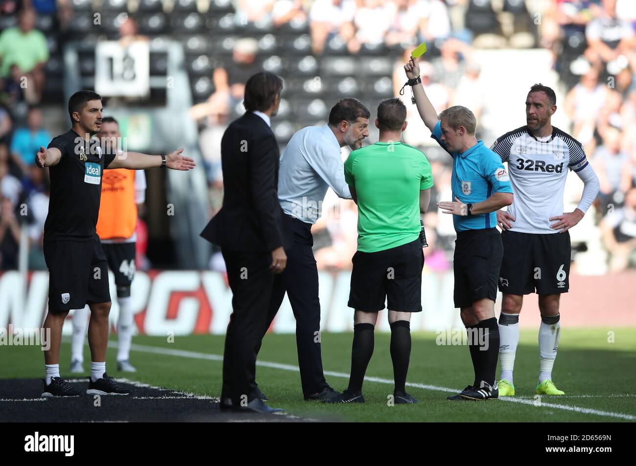 Gelbe karte gezeigt nach -Fotos und -Bildmaterial in hoher Auflösung ...