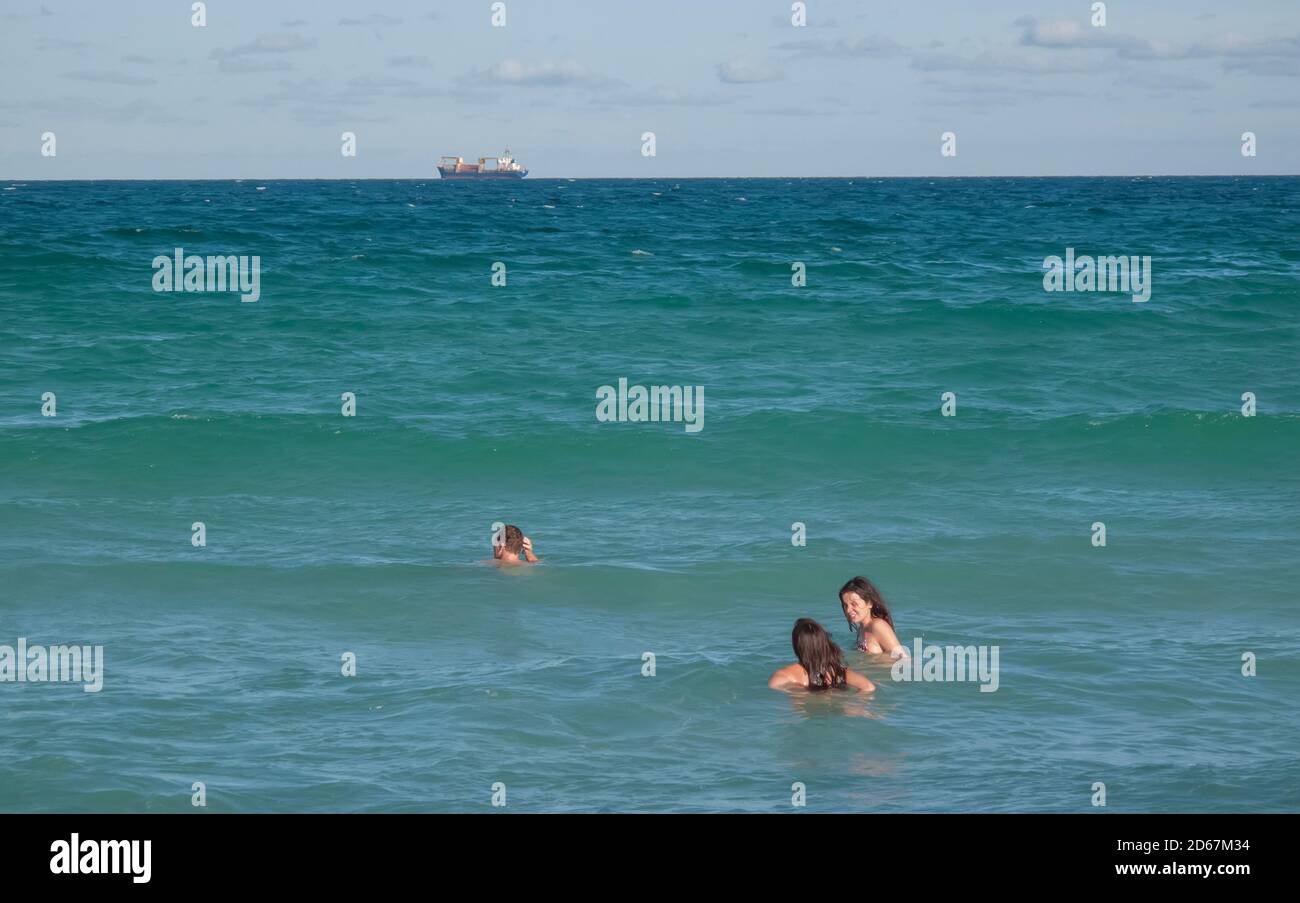 Schwimmen im meer schwimmen -Fotos und -Bildmaterial in hoher Auflösung ...