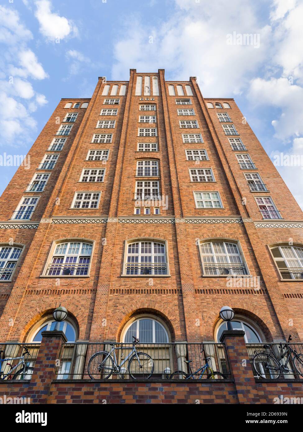 Die Gebäude an der Langen Straße, ein Architekturbeispiel in der DDR, entstanden in den 1950-er ...