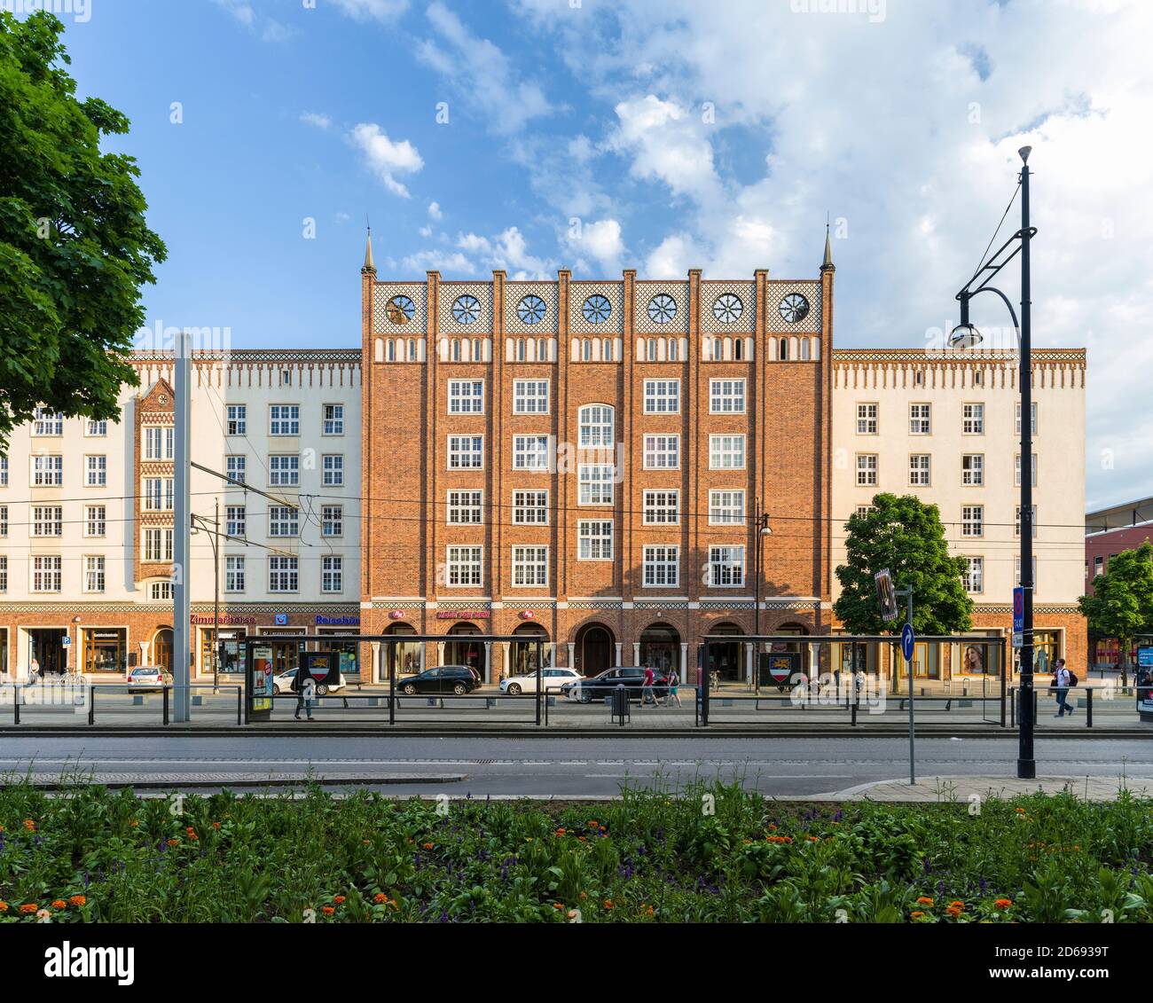 Die Gebäude an der Langen Straße, ein Architekturbeispiel in der DDR, entstanden in den 1950-er ...
