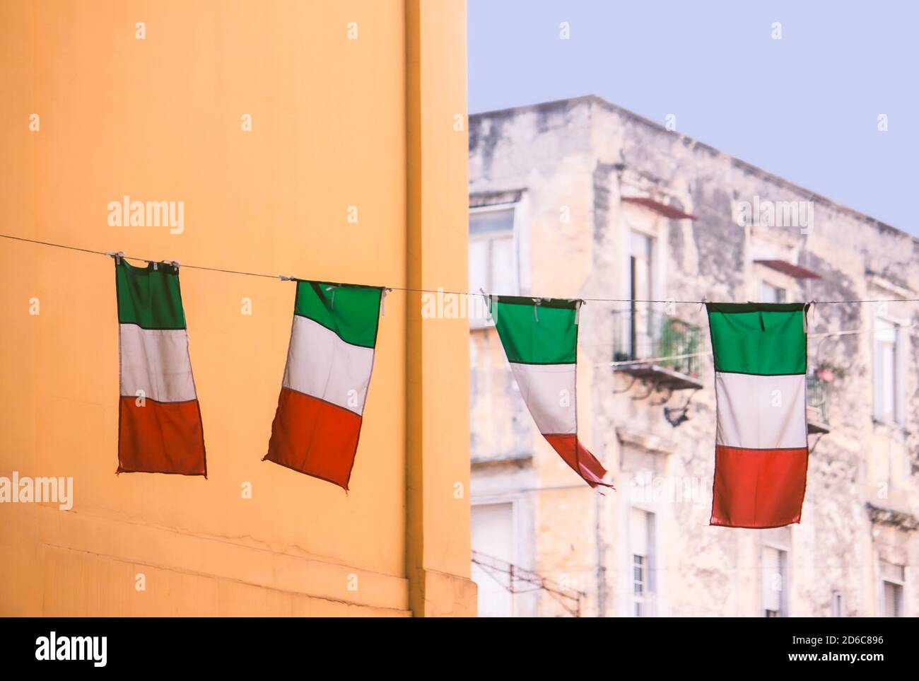 Vier italienische flaggen -Fotos und -Bildmaterial in hoher Auflösung ...