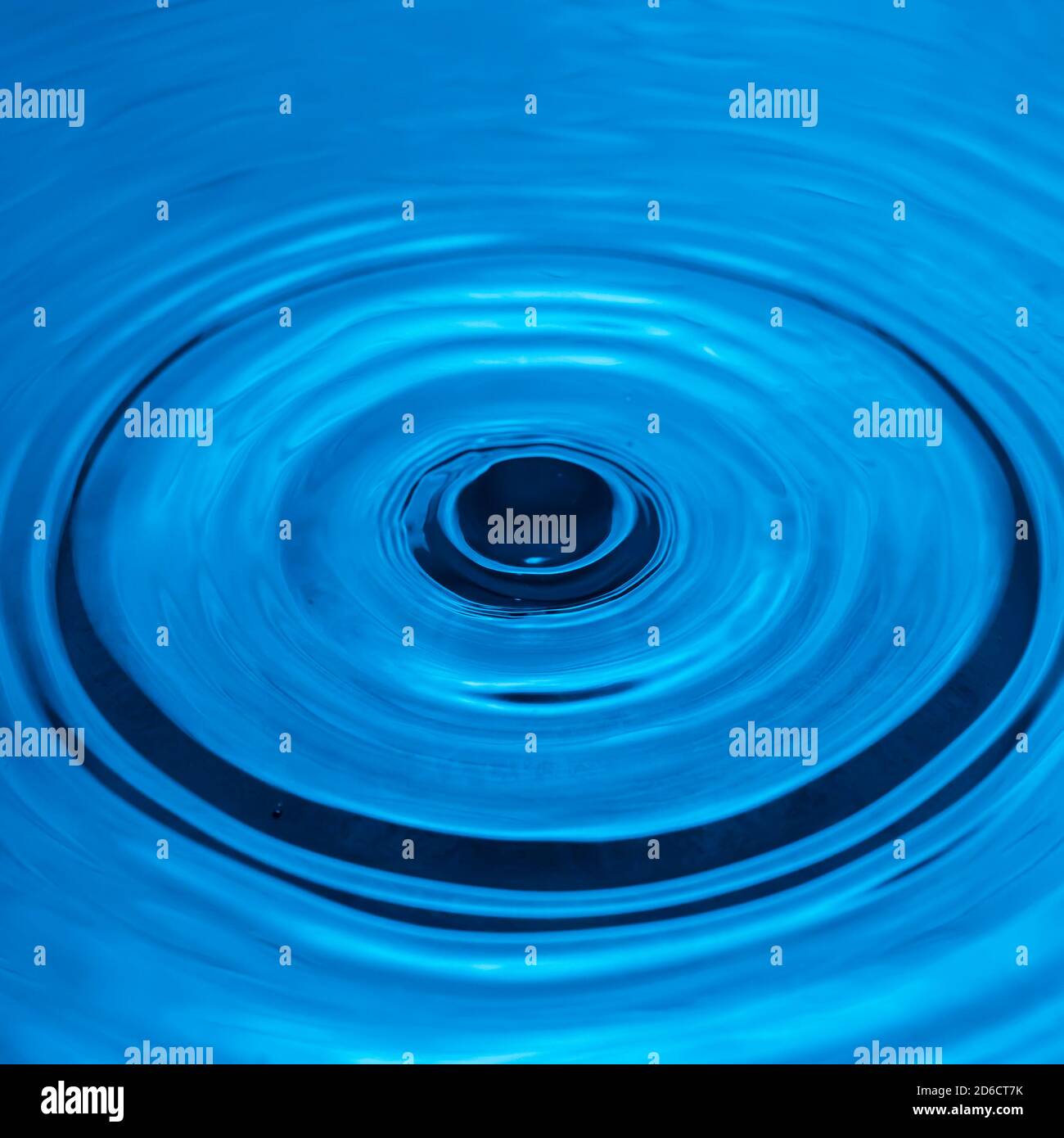 Water drop falling water making -Fotos und -Bildmaterial in hoher ...