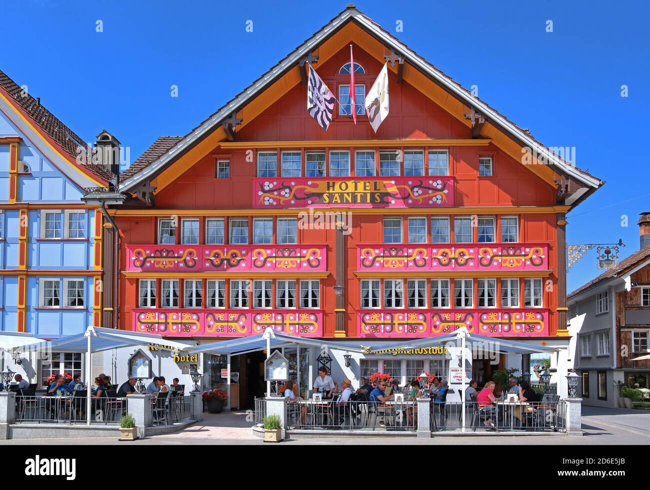 Traditionelles Hotel Säntis mit typischer Malerei am Landsgemeindeplatz ...