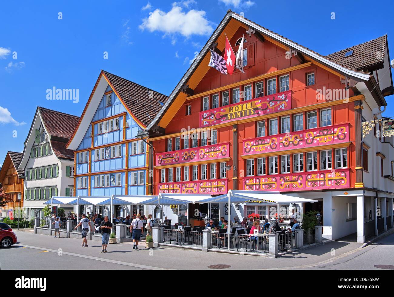 Traditionelles Hotel Säntis mit typischer Malerei am Landsgemeindeplatz ...