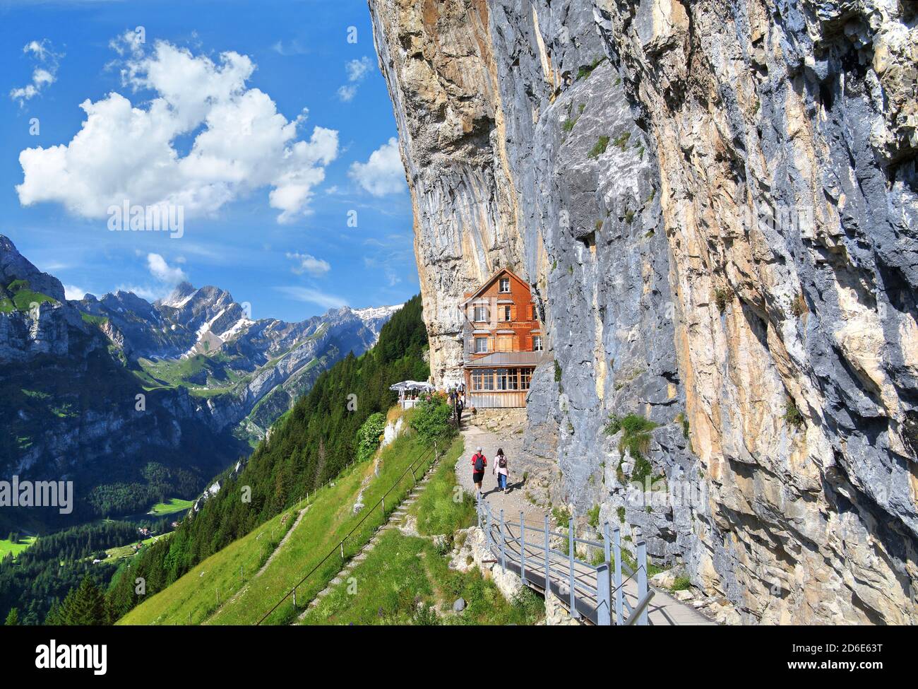 Berggasthaus Aescher-Wildkirchli im Alpsteingebirge mit Wanderweg am ...