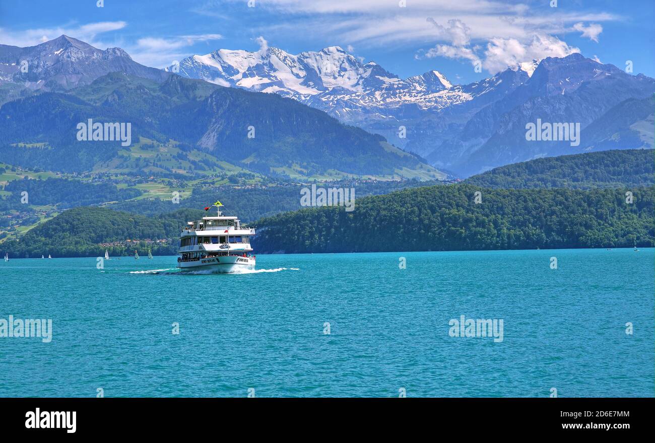 Ausflugsboot auf dem See mit Blüemlisalp-Massiv, Oberhofen, Thunersee ...