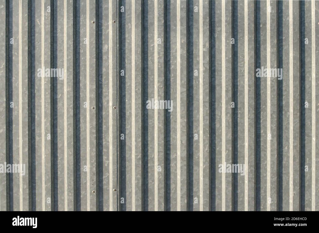 Galvanisierter eisenzaun im hintergrund -Fotos und -Bildmaterial in ...