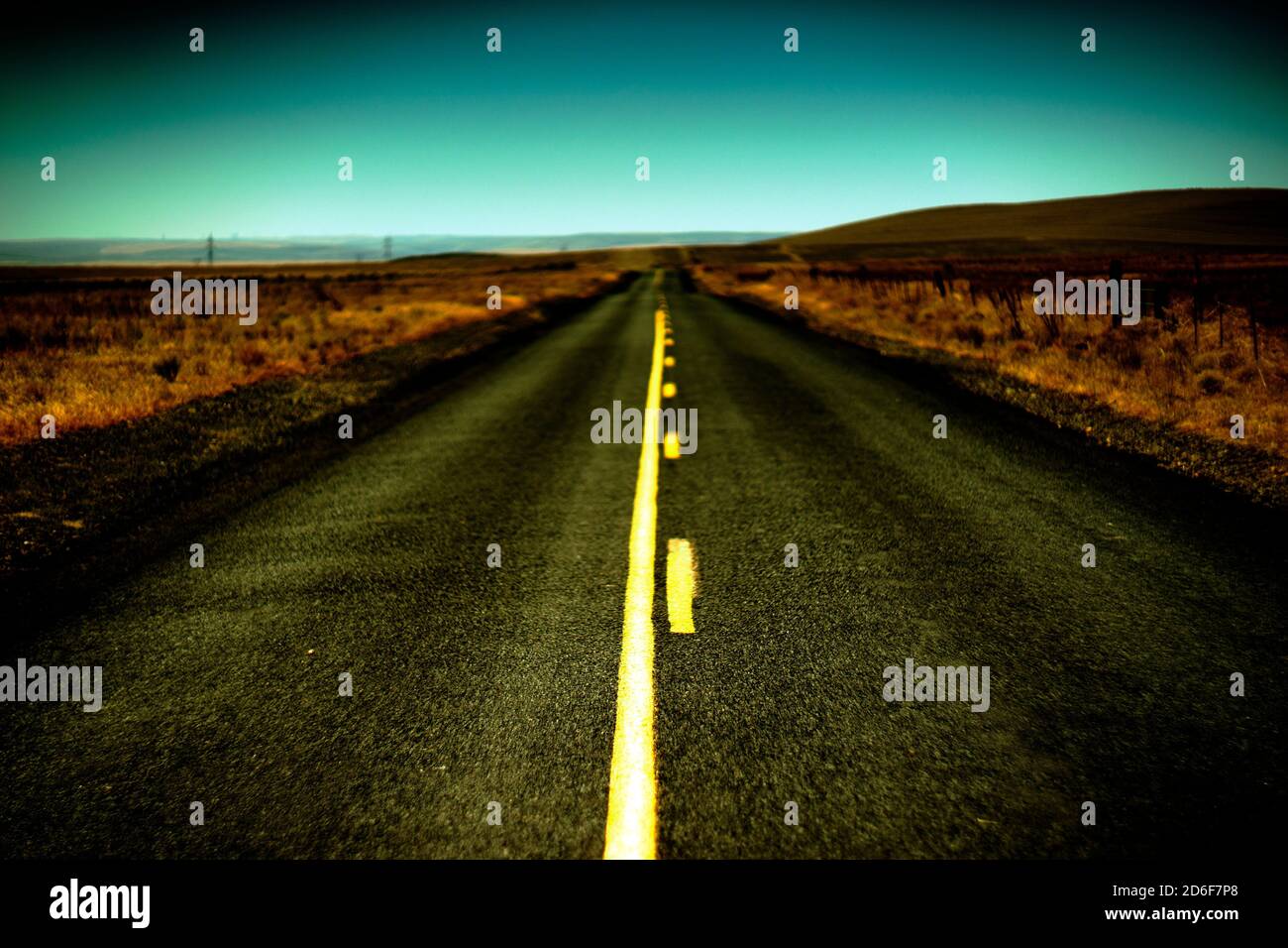 Two lane highway -Fotos und -Bildmaterial in hoher Auflösung – Alamy