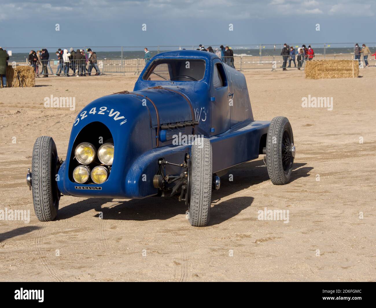 Altes Renault-Modell am Strand der Normandie, Frankreich. Normandy Race ...