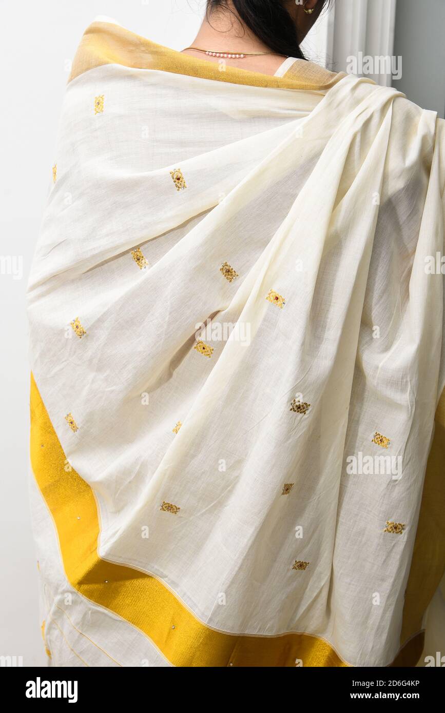 Indische Seide Sari, handgemachte weiße Kerala Sari, Frau trägt halten ...