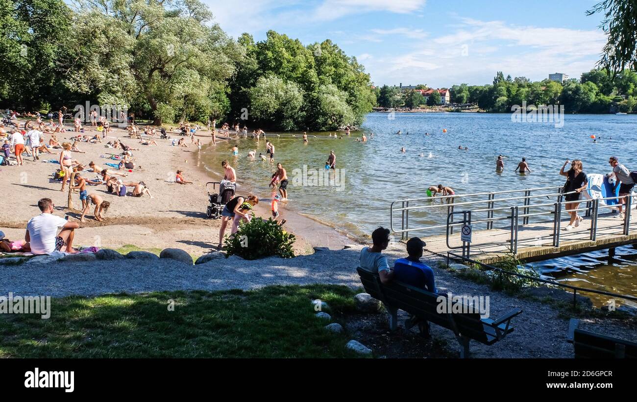 Smedsuddsbadet in Stockholm ist ein Sandstrand und eine weite ...