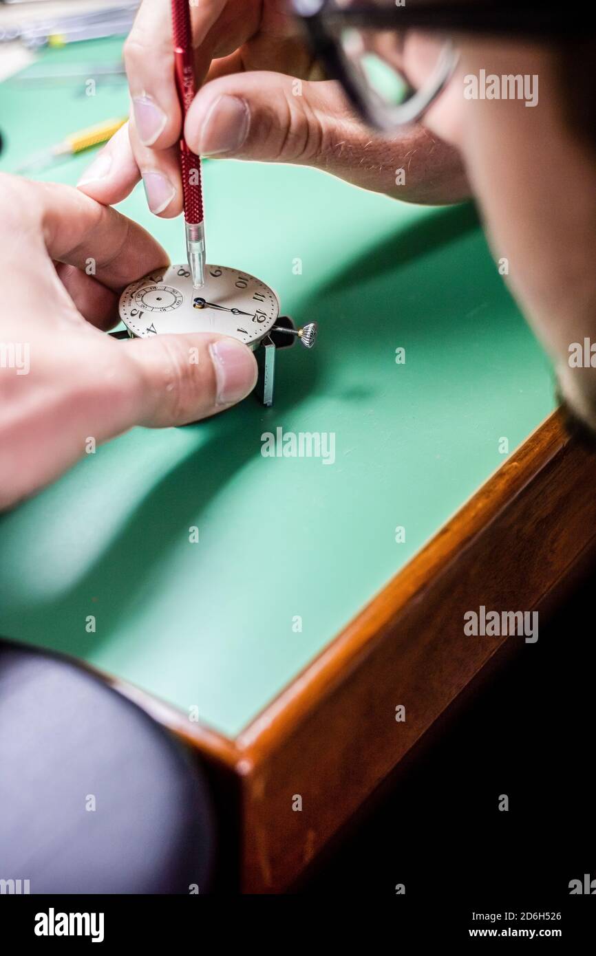 Uhrwerk reparieren -Fotos und -Bildmaterial in hoher Auflösung – Alamy