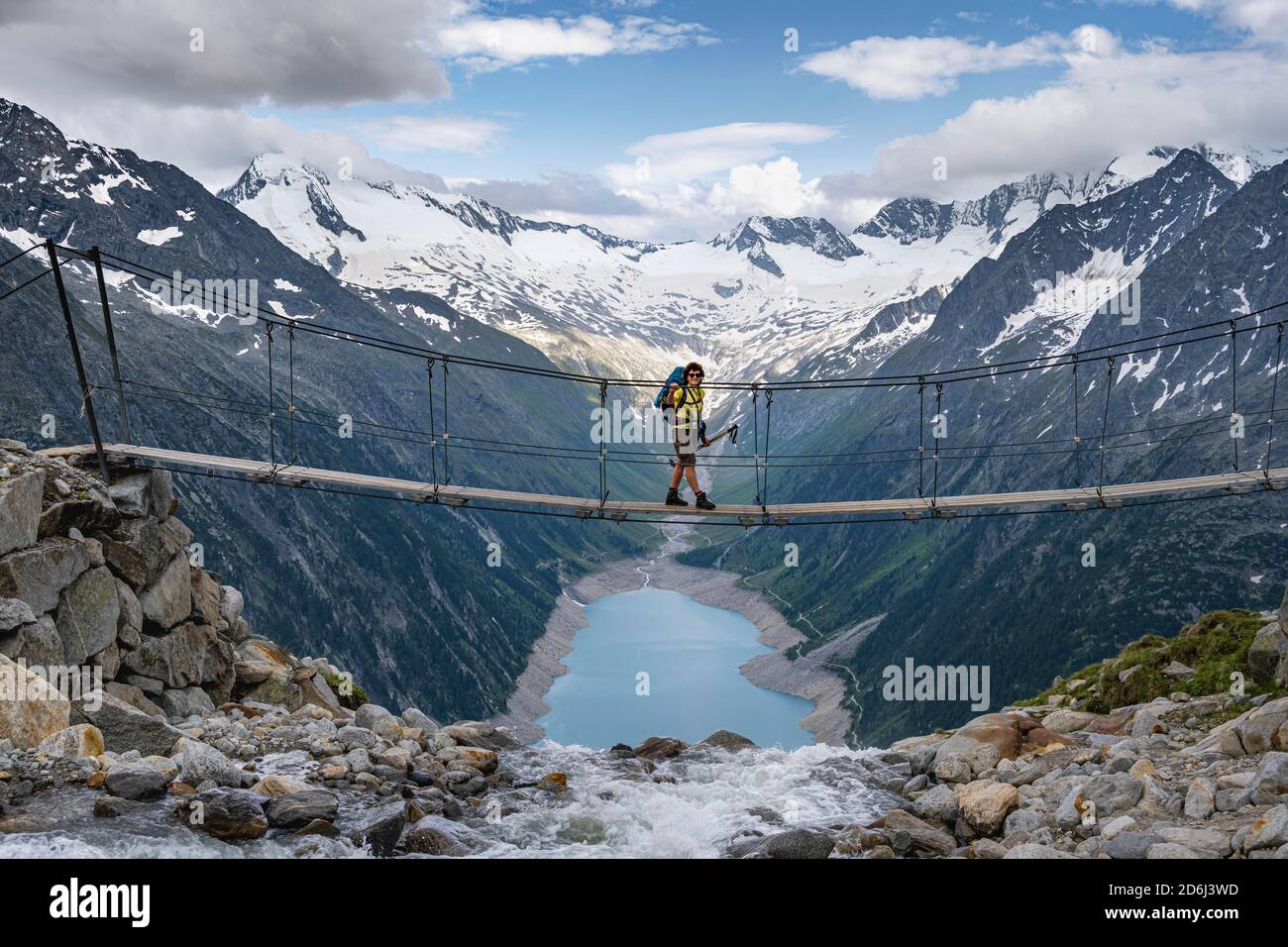 Wanderer, Frau auf der Hängebrücke an der Olpererhütte, Schlegeis ...