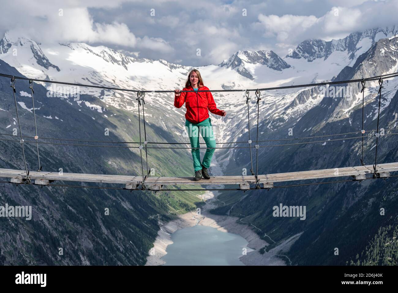 Wanderer, Frau auf der Hängebrücke an der Olpererhütte, Schlegeis ...