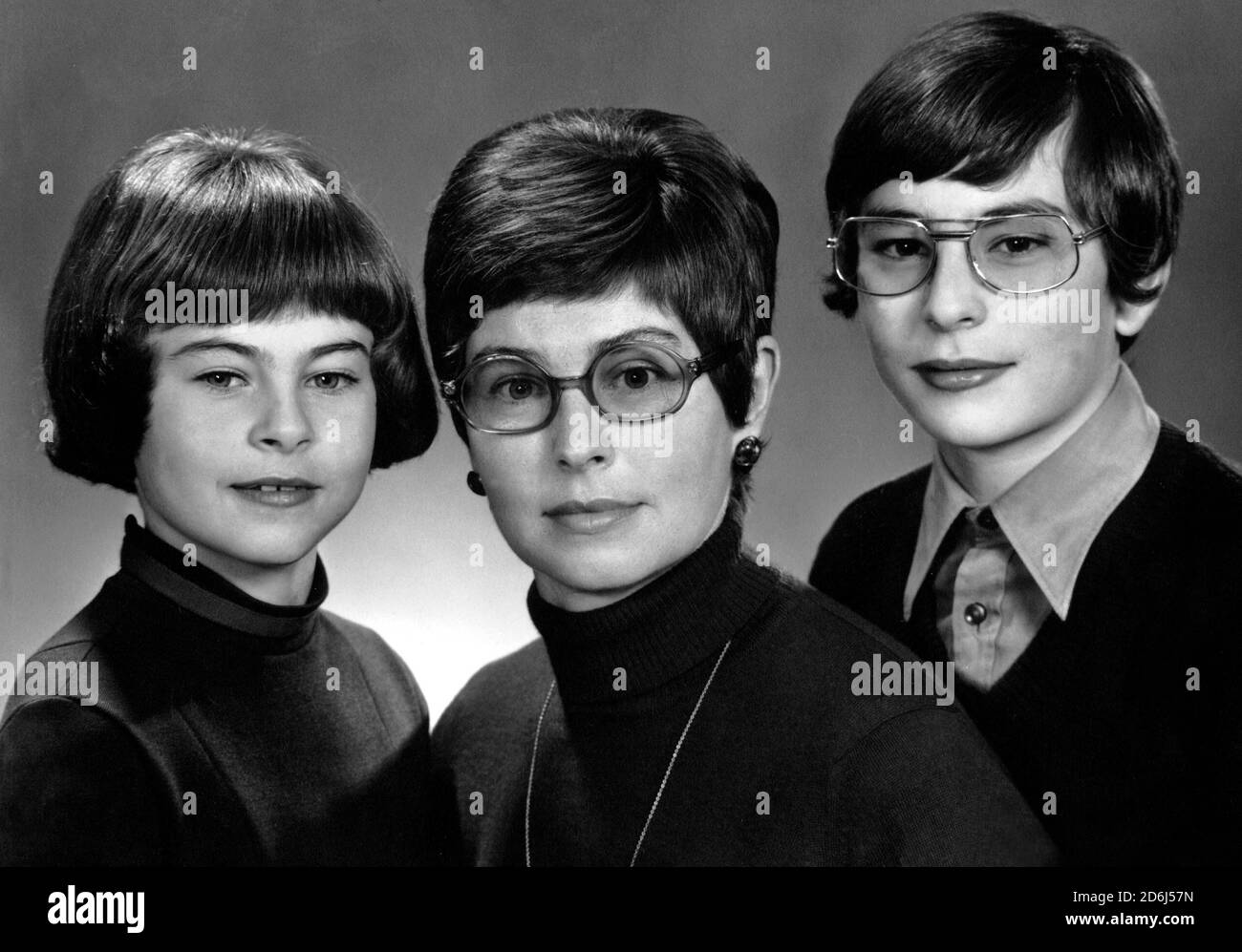 Schreckliches Familienportrait, Mutter mit zwei Kindern 70er Jahre ...