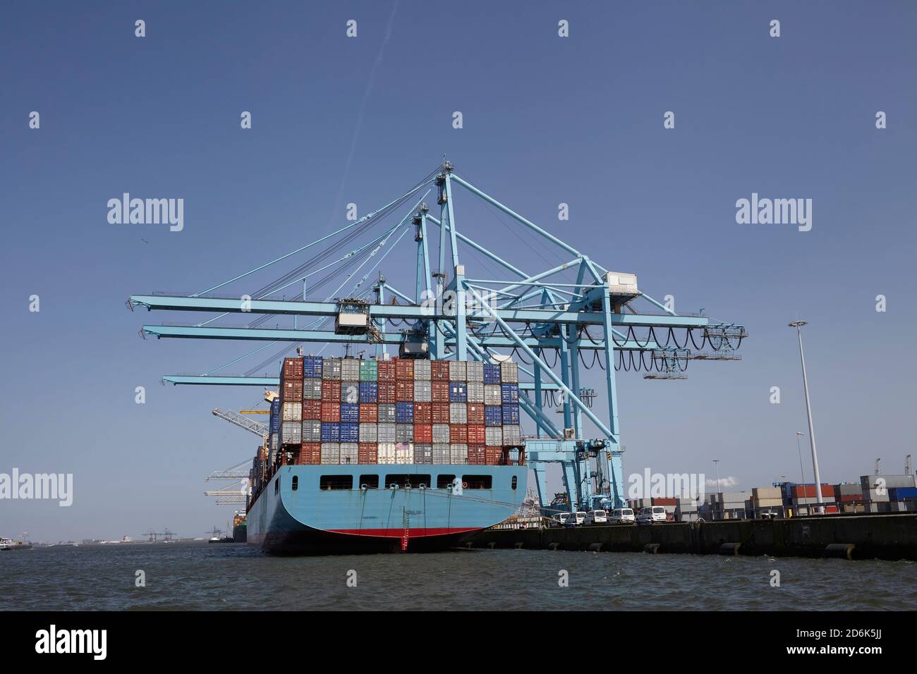 Rotterdam, Niederlande. Ansicht eines großen Containerschiffs, das im ...