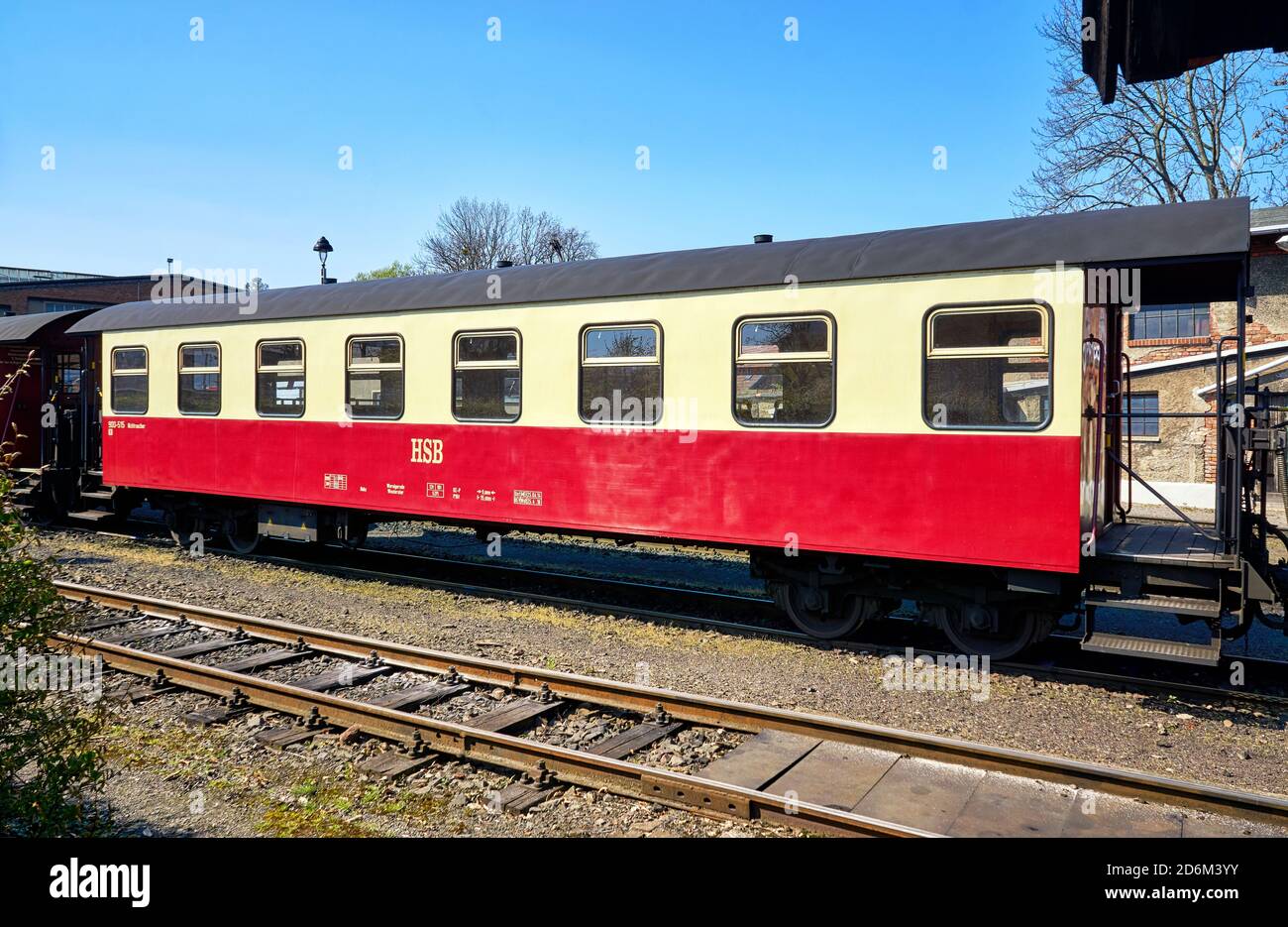 Old railway wagon on rails -Fotos und -Bildmaterial in hoher Auflösung ...