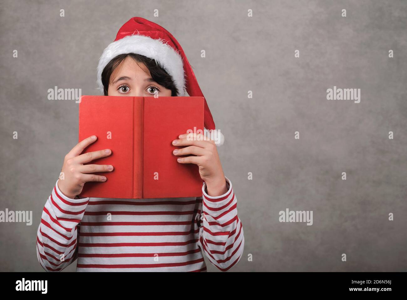Neugieriges kind -Fotos und -Bildmaterial in hoher Auflösung – Alamy
