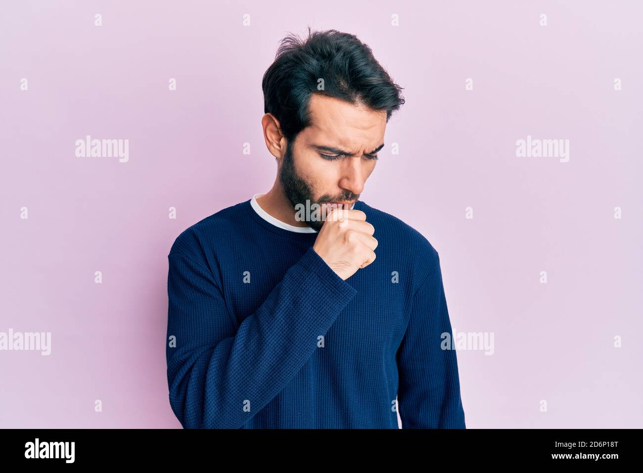 Junger hispanischer Mann, der lässige Kleidung trägt, sich unwohl fühlt ...