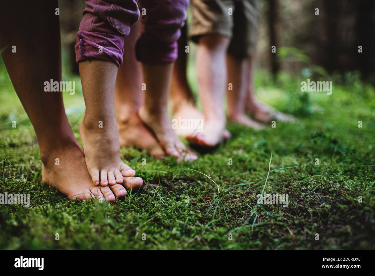 Barfuss der Familie mit kleinen Kindern stehen barfuß im Freien in der ...