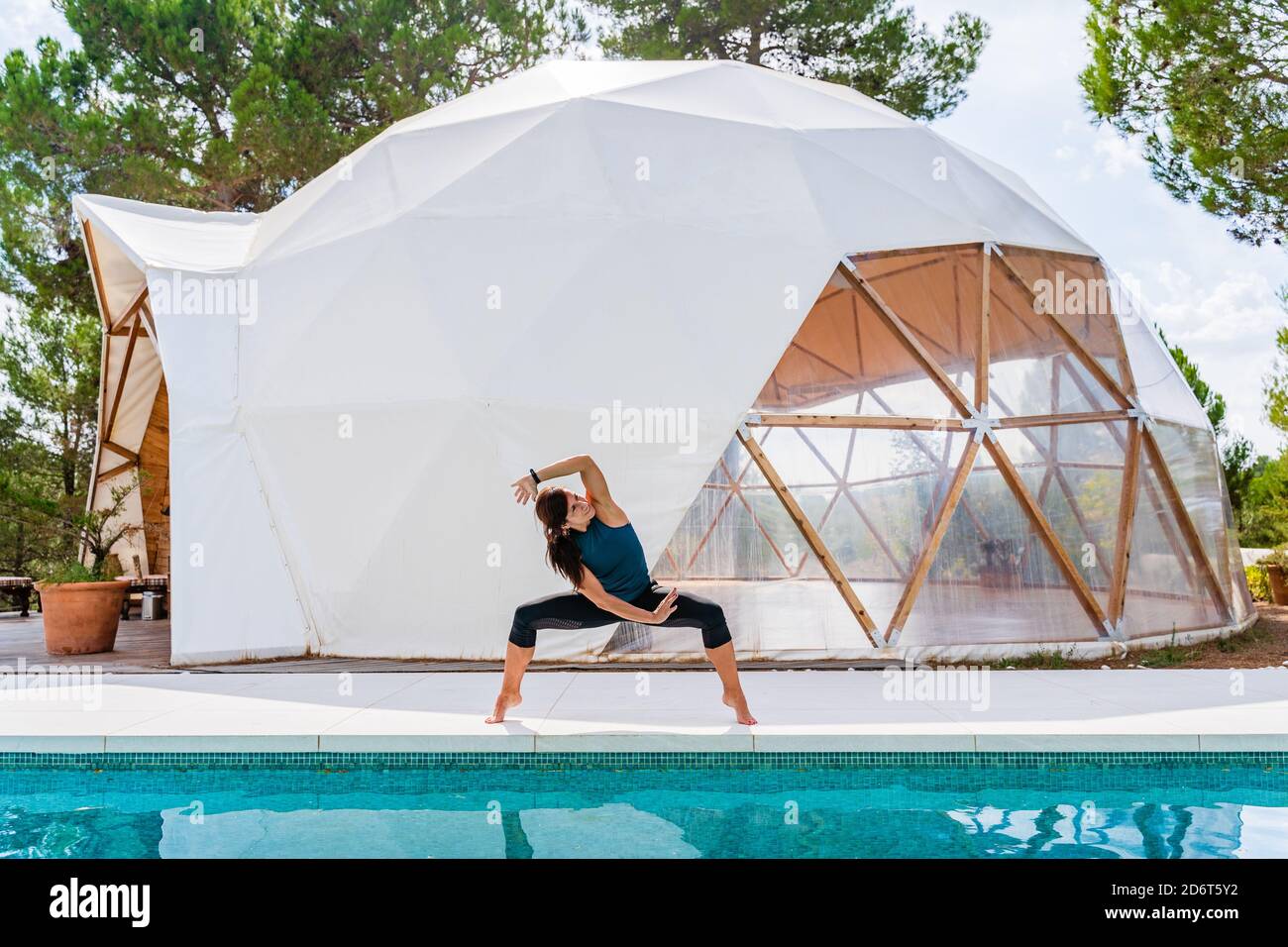 Frau beine weit auseinander -Fotos und -Bildmaterial in hoher Auflösung ...