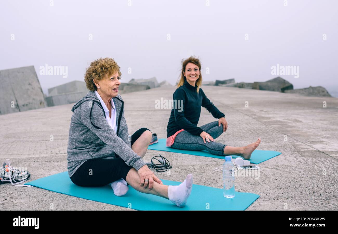 Aeltere frau beine -Fotos und -Bildmaterial in hoher Auflösung – Alamy