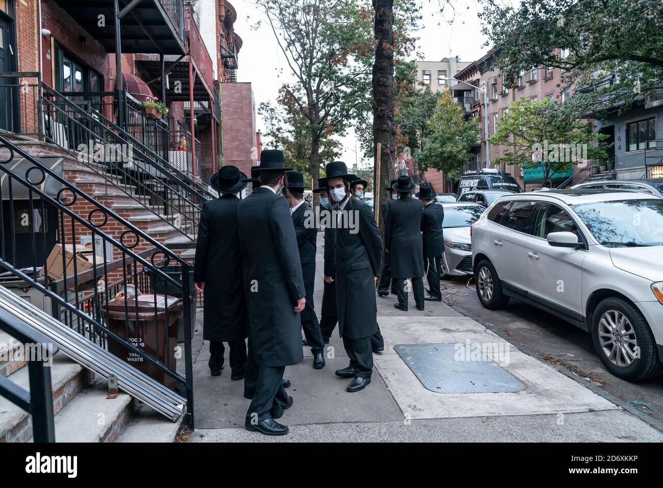 New York, NY - 19. Oktober 2020: Menschen versammeln sich außerhalb der Kongregation Yetev Lev D ...