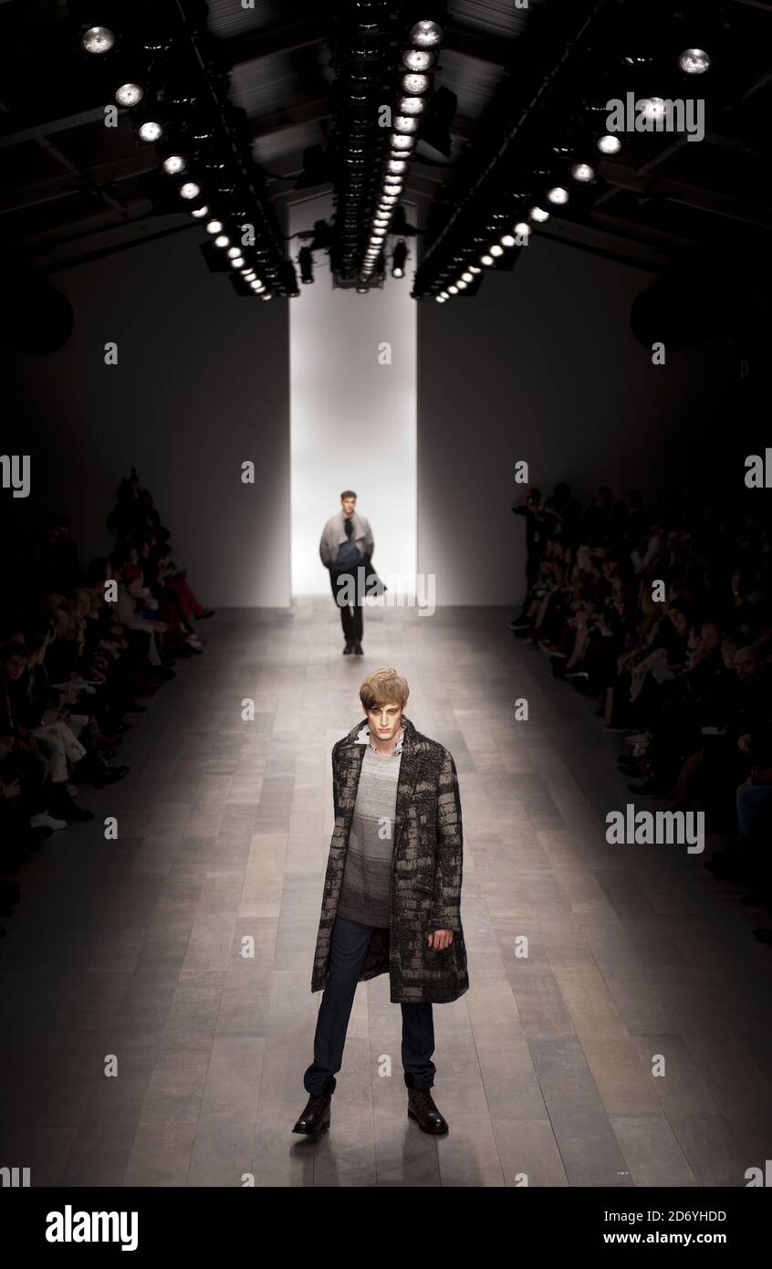Ein Modell mit einem Design von James Long bei der MAN Fashion Show ...