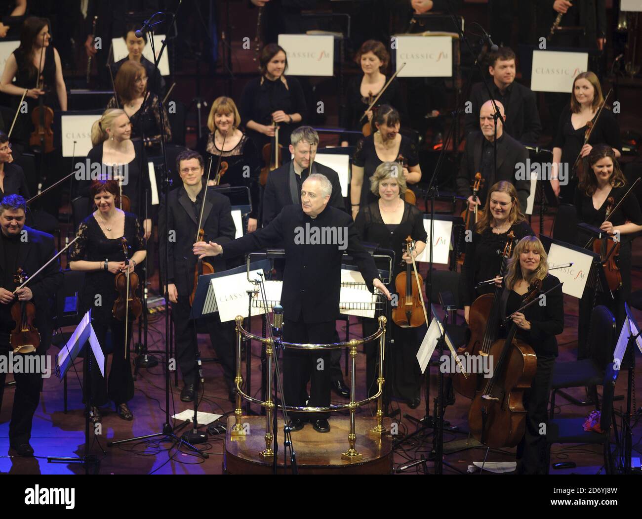 Bramwell Tovey dirigiert das Orchestra of Opera North bei Classic FM ...