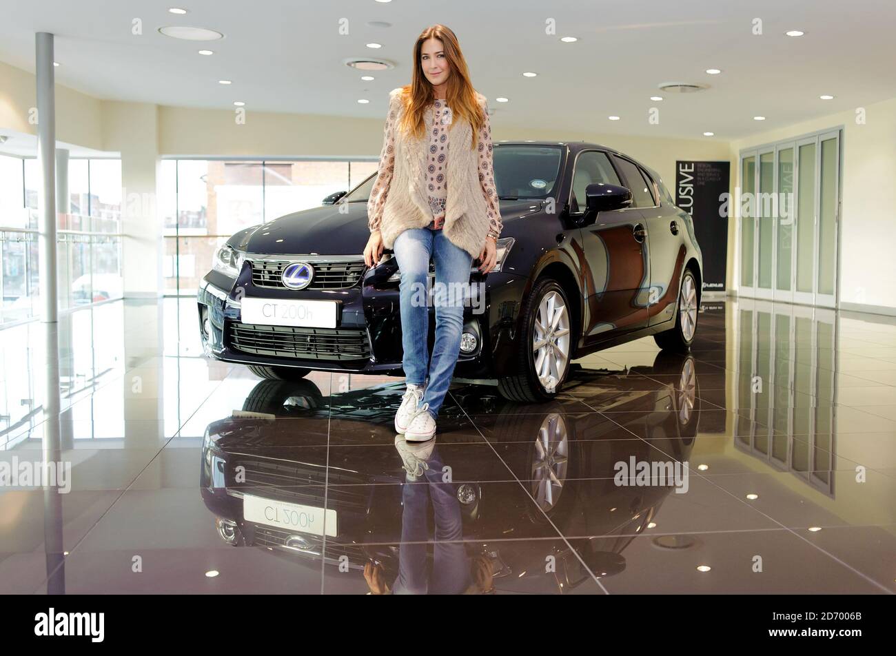 Lisa Snowdon wird im Lexus Edgware Road Car Showroom im Norden Londons ...