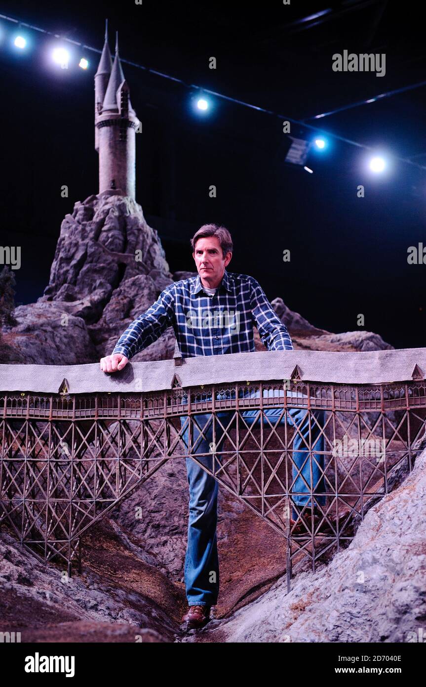 Modellaufseher Jose Granell abgebildet mit dem handgefertigten Modell ...