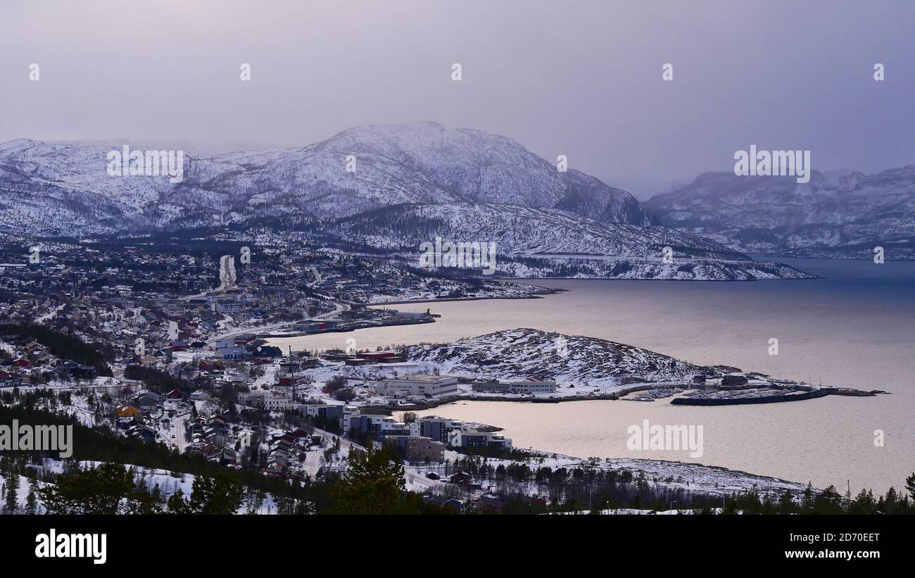 Panoramablick über die schneebedeckte Stadt Alta, Troms Og Finnmark ...