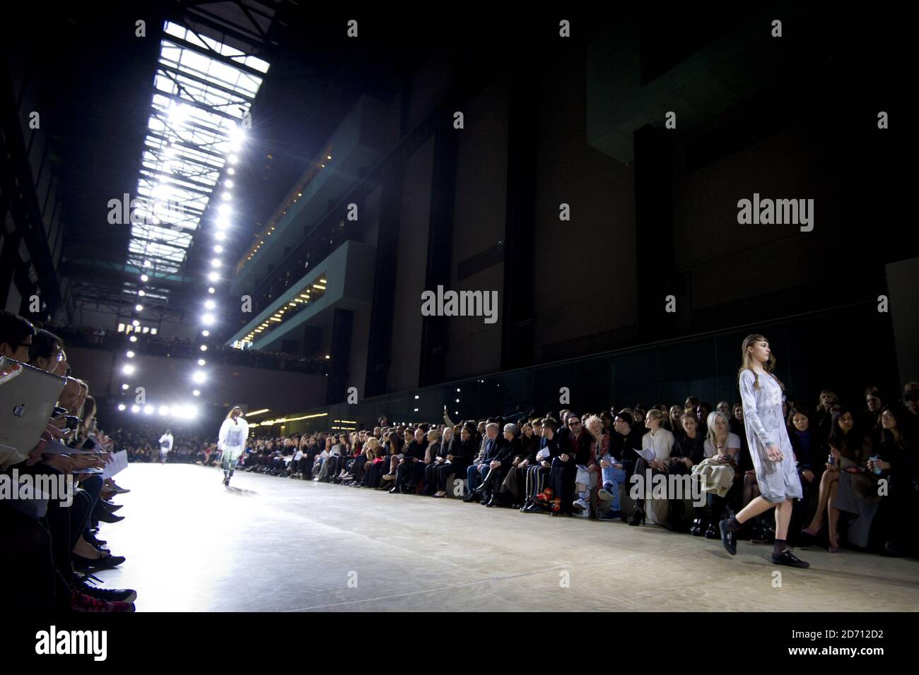 Ein Model auf dem Laufsteg bei der Fashion East Fashion Show, die im Rahmen der London Fashion ...