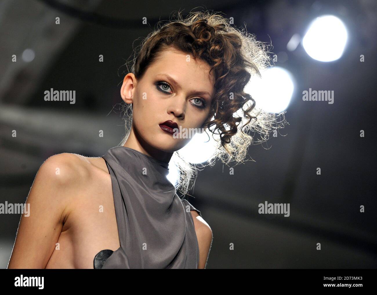 Ein Model auf dem Laufsteg auf der Fashion Fringe Modenschau mit ...