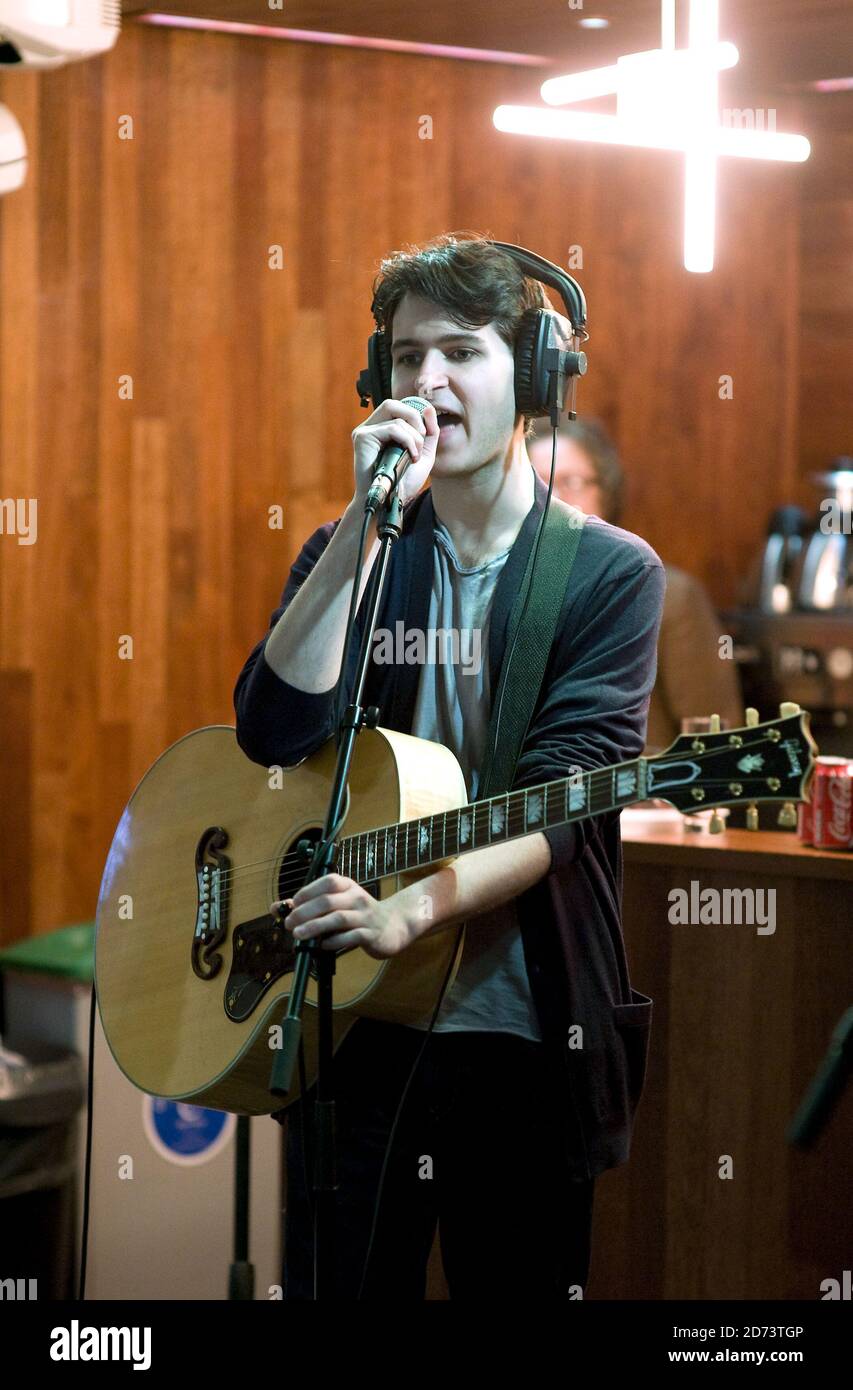 Ezra Koenig of Vampire Weekend tritt im Rahmen der Geoff Lloyd Hometime ...