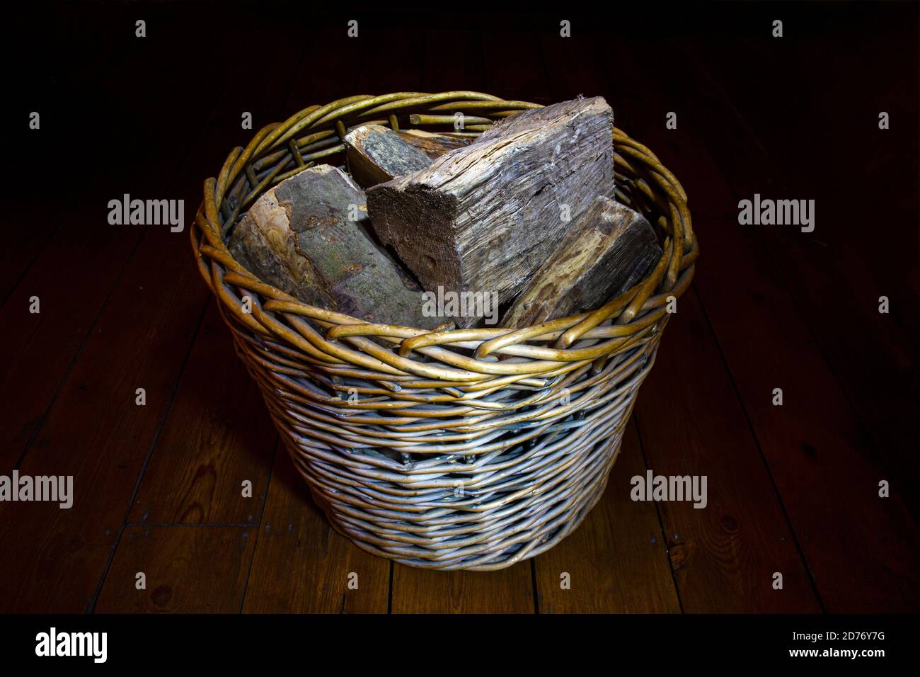 Log basket -Fotos und -Bildmaterial in hoher Auflösung – Alamy