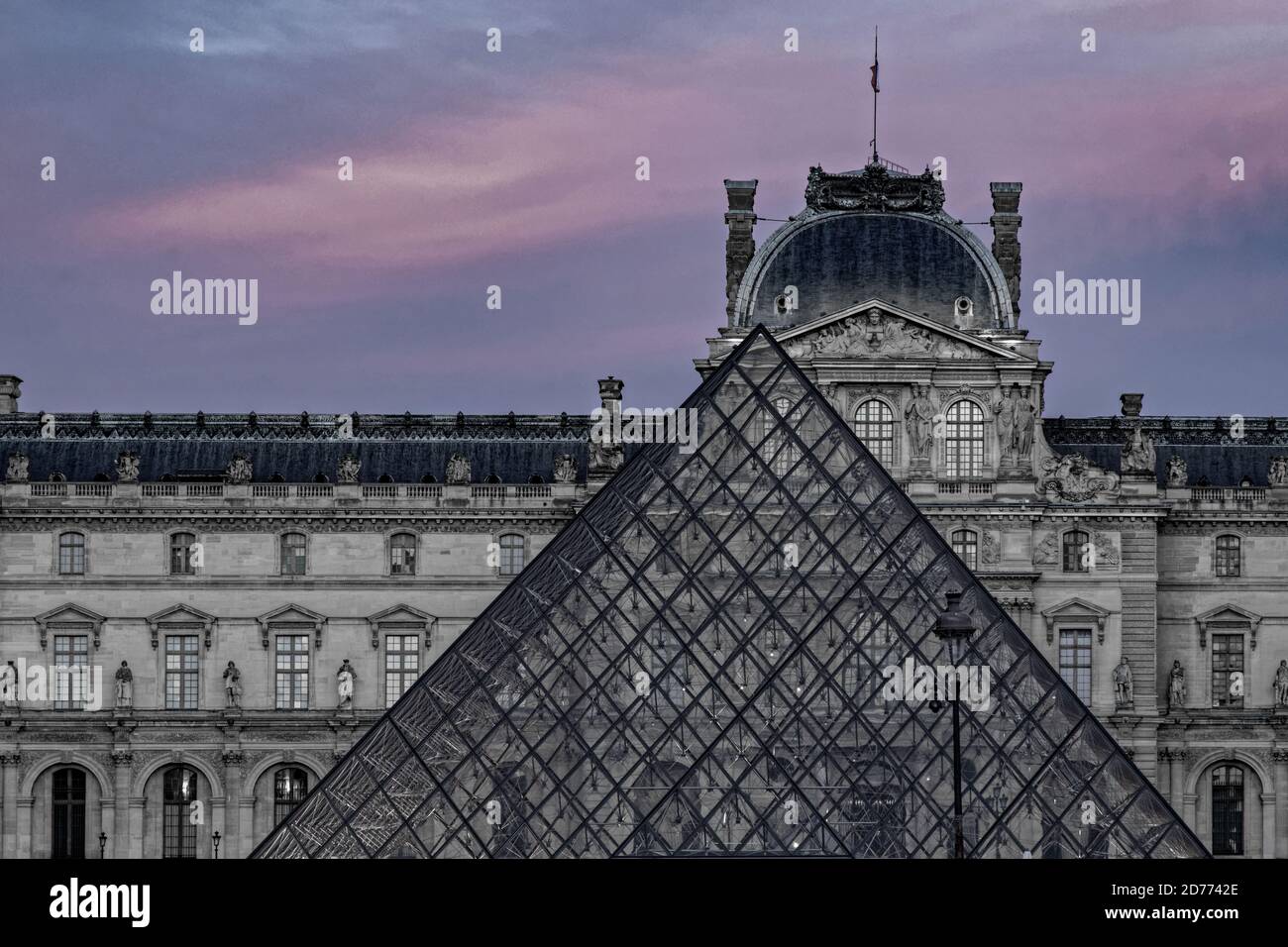 Pyramide Paris Stockfotos und -bilder Kaufen - Alamy