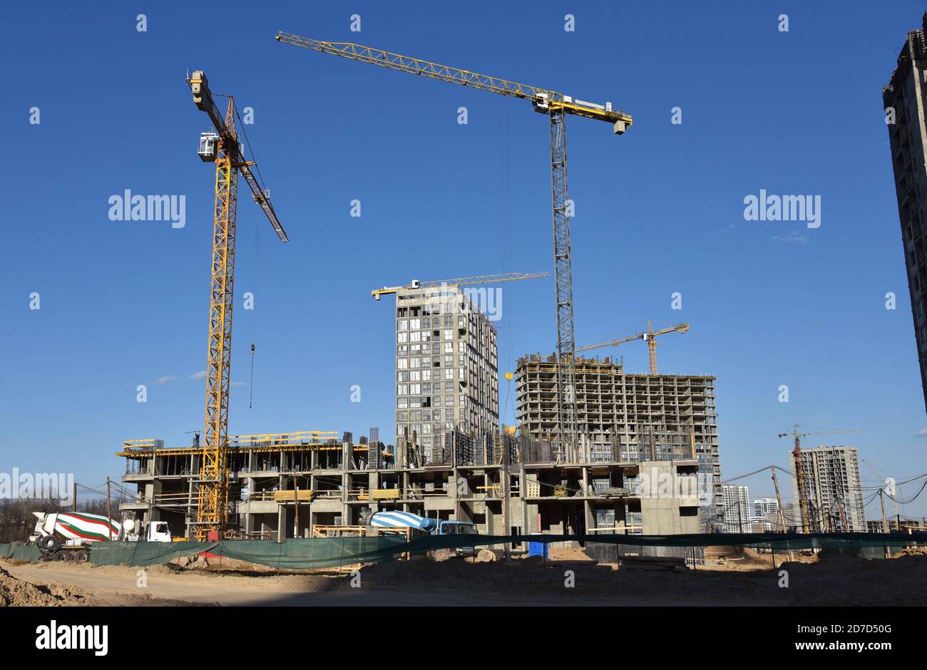 Schwere Mischer Betonwagen wartet auf Beton auf einer Baustelle geladen ...
