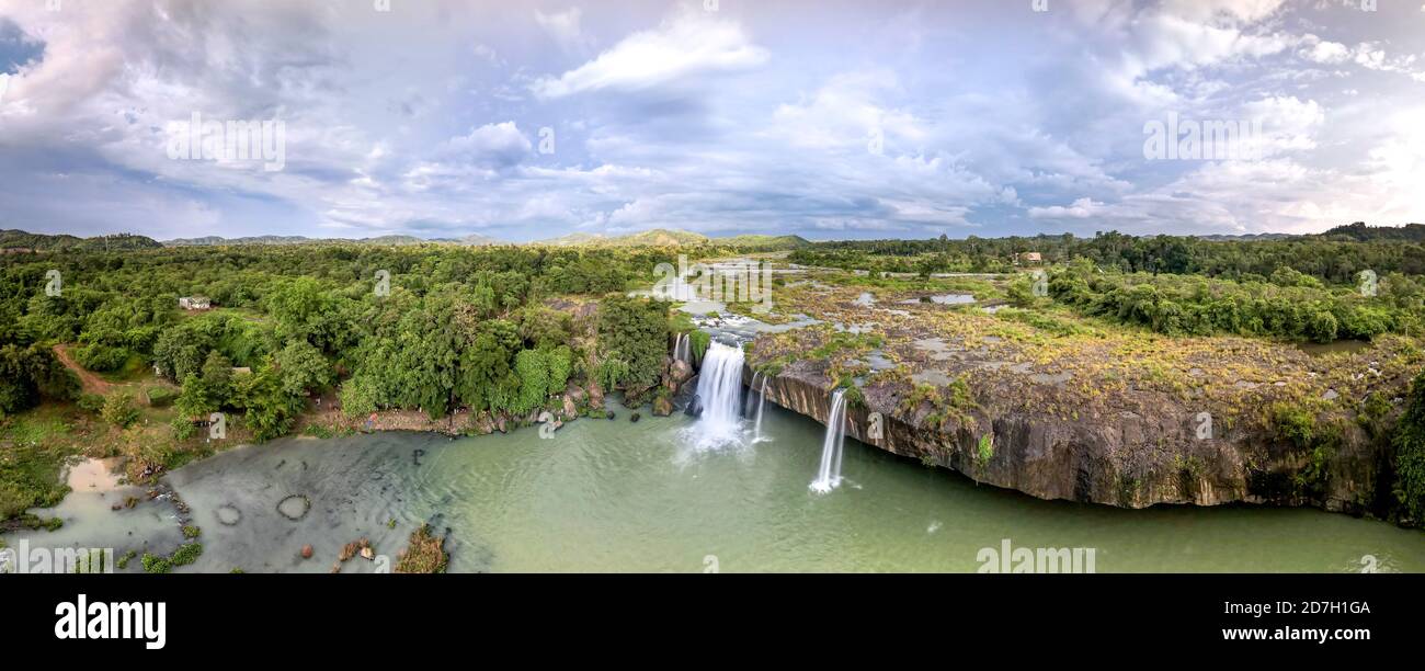 Urwald von oben mit wasserfall -Fotos und -Bildmaterial in hoher ...