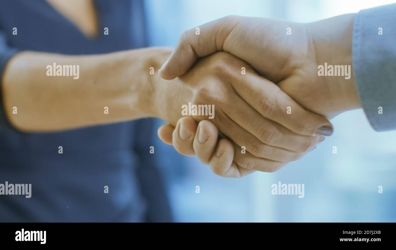 Hände greifen nach menschen -Fotos und -Bildmaterial in hoher Auflösung ...