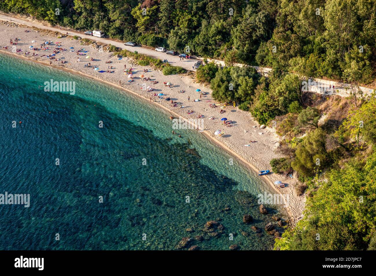 Menschen, die sich im sommer am strand von valtos entspannen -Fotos und ...