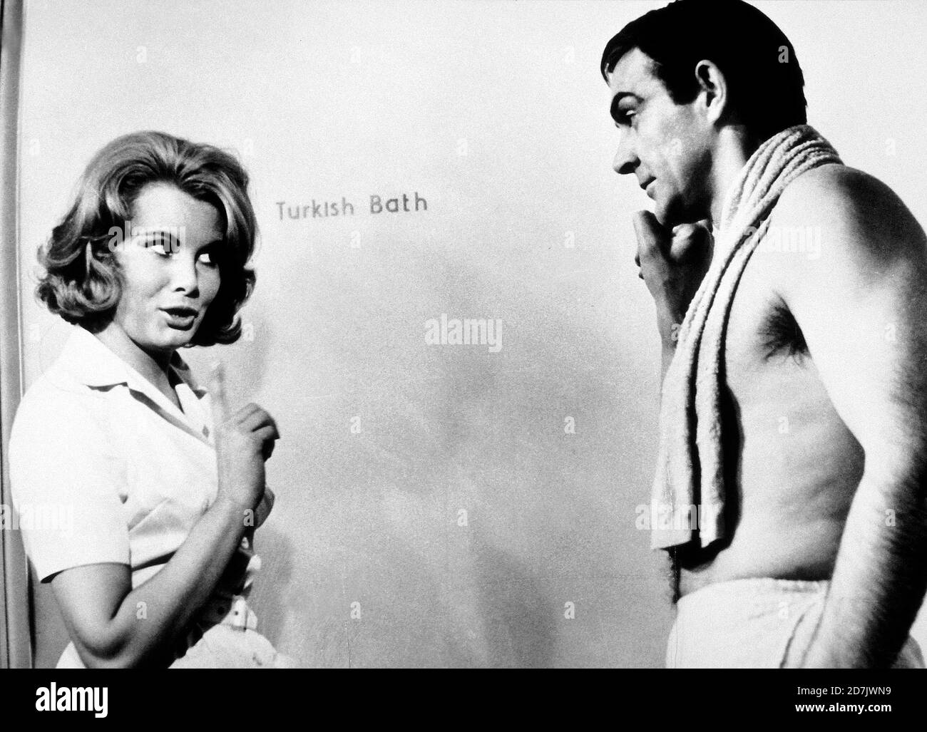 James bond sean connery thunderball Schwarzweiß-Stockfotos und -bilder ...