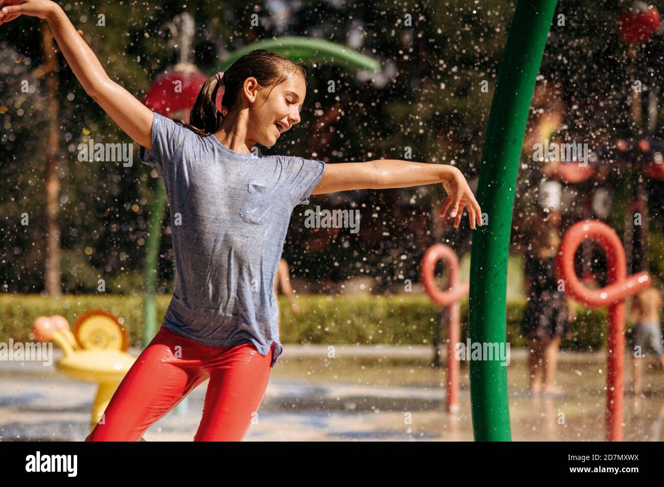 Girl fun on water slide -Fotos und -Bildmaterial in hoher Auflösung – Alamy
