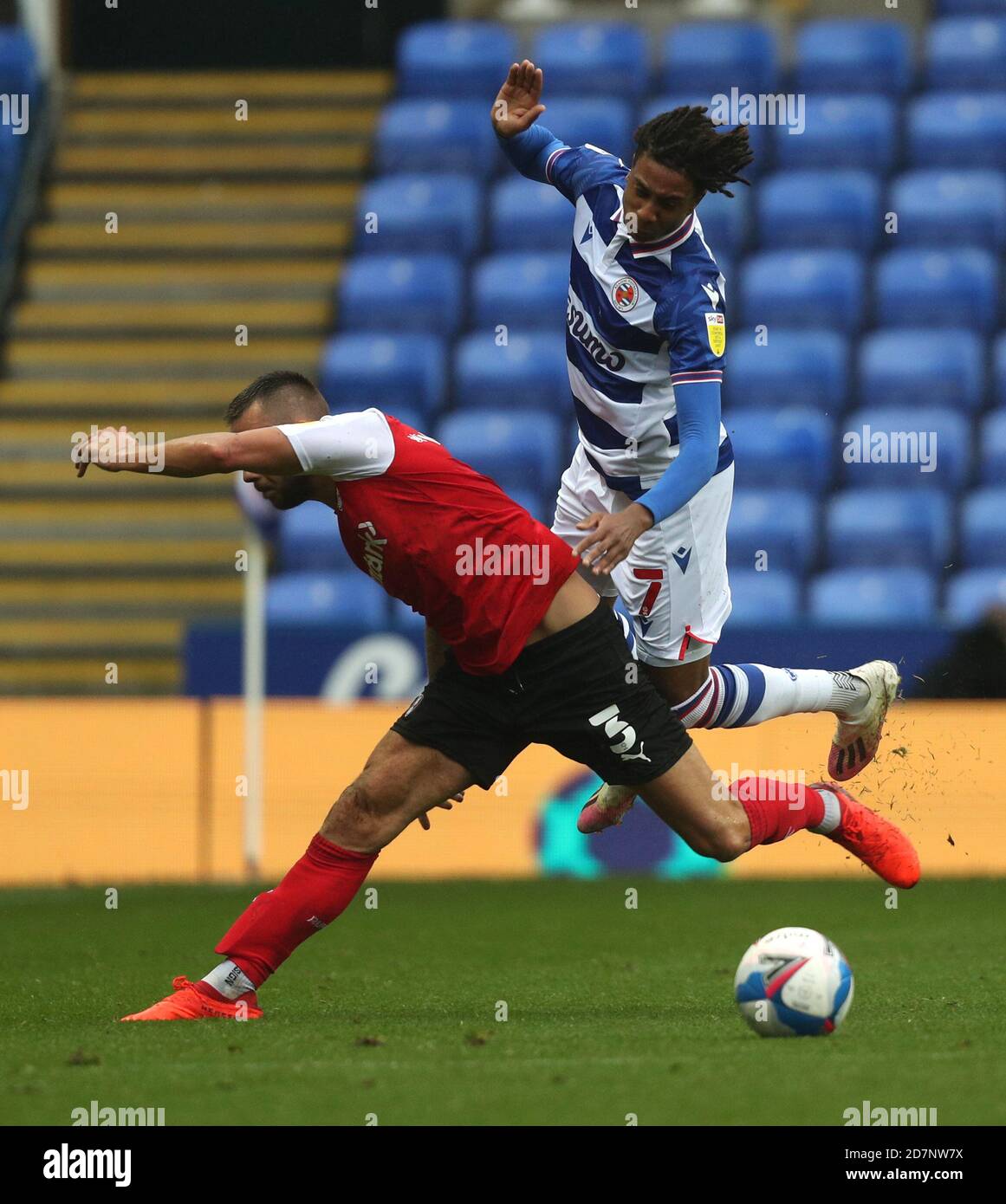 Rotherham United's Joe Mattock (links) und Reading's Michael Olise ...