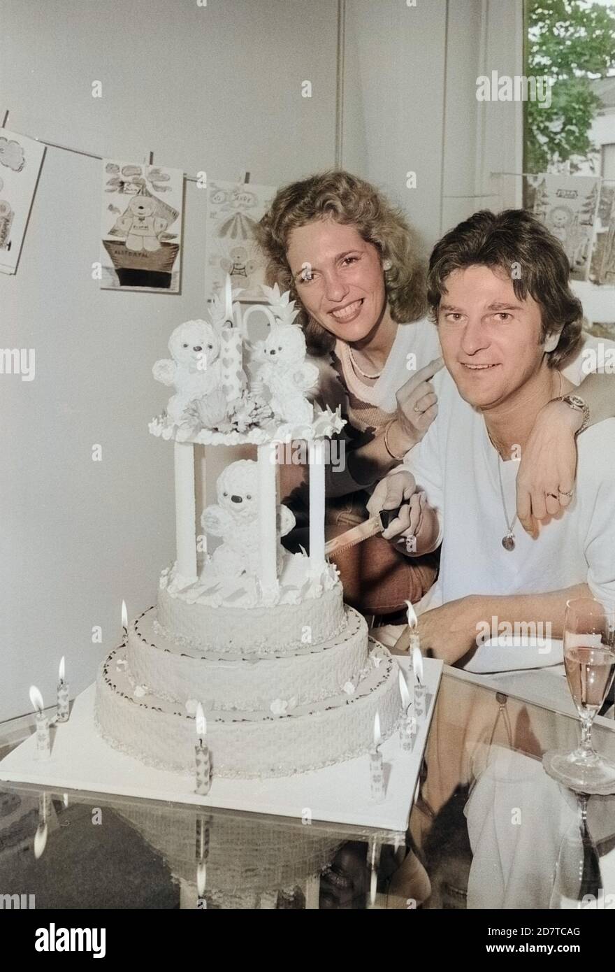 Ulli Martin, deutscher Schlagersänger, mit Freundin und Torte in ...