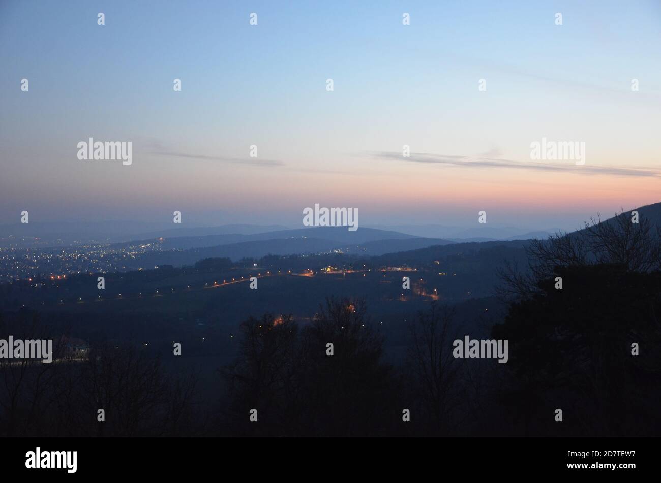 Wienerwald abend -Fotos und -Bildmaterial in hoher Auflösung – Alamy